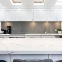 China RTA Modern White Shaker Lacquer Kitchen Cabinet With Metal Handle for sale