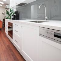 China RTA Modern White Shaker Lacquer Kitchen Cabinet With Metal Handle for sale