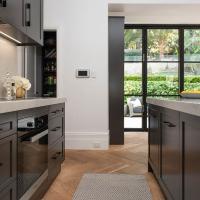 China Modular Lacquer Kitchen Cabinet Modern Shaker Luxury Plywood Matte Black 18mm Carcass for sale