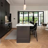China Modular Lacquer Kitchen Cabinet Modern Shaker Luxury Plywood Matte Black 18mm Carcass for sale