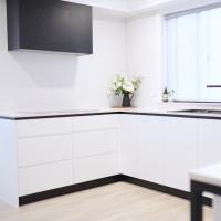 China Modern Luxury Matte White Handless Lacquer Home Storage Sales Kitchen Cabinets for sale