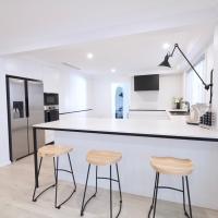 China Modern Luxury Matte White Handless Lacquer Home Storage Sales Kitchen Cabinets for sale