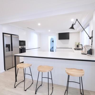China Modern Luxury Matte White Handless Lacquer Home Storage Sales Kitchen Cabinets for sale