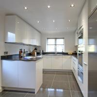China Custom High Gloss White Kitchen Cabinets with 15mm Quartz Countertop Acrylic Finish for sale