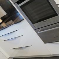 China Custom High Gloss White Kitchen Cabinets with 15mm Quartz Countertop Acrylic Finish for sale