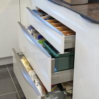 China Custom High Gloss White Kitchen Cabinets with 15mm Quartz Countertop Acrylic Finish for sale