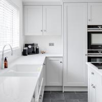 China Bespoke Plywood Modular White Kitchen Cupboard Shaker Style Kitchen Cabinet for sale
