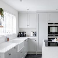 China Bespoke Plywood Modular White Kitchen Cupboard Shaker Style Kitchen Cabinet for sale