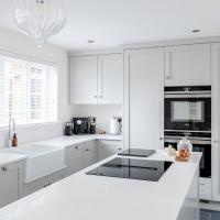China Bespoke Plywood Modular White Kitchen Cupboard Shaker Style Kitchen Cabinet for sale