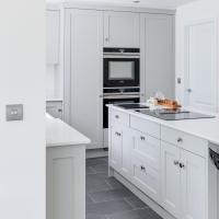 China Bespoke Plywood Modular White Kitchen Cupboard Shaker Style Kitchen Cabinet for sale