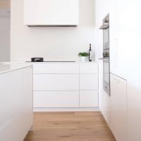 China Modular Flat Pack White Matt Lacquer Kitchen Cabinet Furniture Design With Island for sale