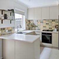 China Cleaning Lacquer Finish Kitchen Cabinets High End Minimalist Modular Luxury for sale