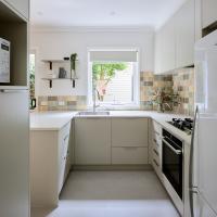 China Cleaning Lacquer Finish Kitchen Cabinets High End Minimalist Modular Luxury for sale