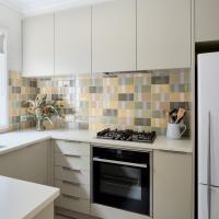 China Cleaning Lacquer Finish Kitchen Cabinets High End Minimalist Modular Luxury for sale