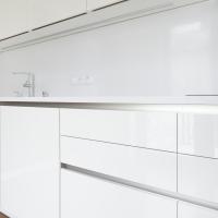China Acrylic Free Standing Kitchen Cabinet Modern High Gloss White Wood Grain Kitchen Units for sale