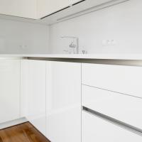China Acrylic Free Standing Kitchen Cabinet Modern High Gloss White Wood Grain Kitchen Units for sale