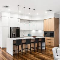 China Custom Complete Plywood Modern Island Kitchen Cabinet 18mm DTC Soft Close Hardware for sale