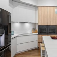 China Custom Complete Plywood Modern Island Kitchen Cabinet 18mm DTC Soft Close Hardware for sale