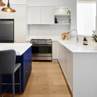 China Matte Lacquer White Kitchen Cabinets Shaker Style Kitchen Cabinets Design for sale