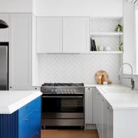 China Matte Lacquer White Kitchen Cabinets Shaker Style Kitchen Cabinets Design for sale