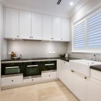 China Custom Shaker Style White Kitchen Cabinets Matte Lacquer Kitchen Cabinets For Sale for sale