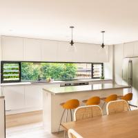 China Indoor L Shape Melamine Kitchen Cabinet With Island 18mm HMR for sale