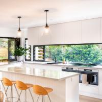 China Indoor L Shape Melamine Kitchen Cabinet With Island 18mm HMR for sale