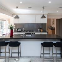 China White Flat Lacquer Kitchen Cabinet Small Modular Design Modern 18mm HMR Core for sale