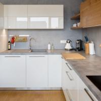 China Wooden Grain White High Gloss Lacquer Kitchen Cabinet Modular Furniture 18mm HMR Particle Board for sale