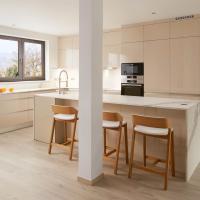 China Acrylic Modern Kitchen Display Cabinets Custom Smart Luxury Glossy Beige Island Modular for sale