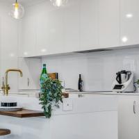 China DTC Acrylic Kitchen Furniture Modern Moisture Proof 18mm Kitchen Unit for sale