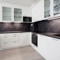 China European Style Raised Panel Solid Wood Shaker Cabinets White Flat Pack for sale