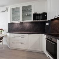 China European Style Raised Panel Solid Wood Shaker Cabinets White Flat Pack for sale