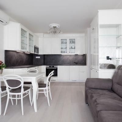 China European Style Raised Panel Solid Wood Shaker Cabinets White Flat Pack for sale