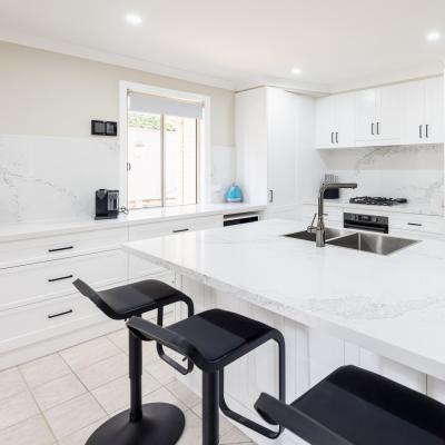 China Custom Shaker Style Matte White Lacquer Kitchen Cabinet Set 18mm Plywood with Hettich Soft Close Hardware for sale