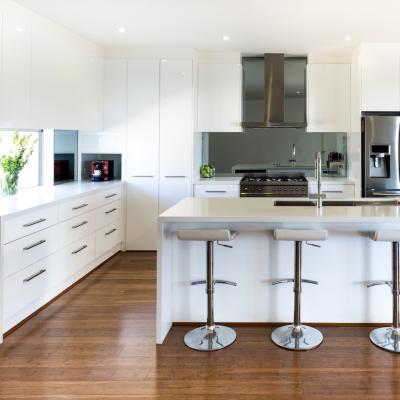 China High Gloss Lacquer Kitchen Cabinet Set 18mm MFC Carcass Custom Sizes Quartz Countertop for sale