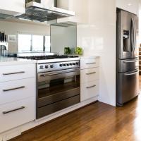 China High Gloss Lacquer Kitchen Cabinet Set 18mm MFC Carcass Custom Sizes Quartz Countertop for sale