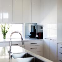 China High Gloss Lacquer Kitchen Cabinet Set 18mm MFC Carcass Custom Sizes Quartz Countertop for sale
