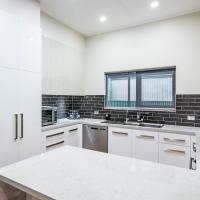 China White High Gloss Kitchen Cabinet with Handles 18mm Moisture Proof Particle Board Custom Sizes for sale