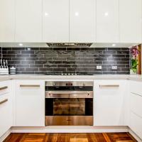 China White High Gloss Kitchen Cabinet with Handles 18mm Moisture Proof Particle Board Custom Sizes for sale