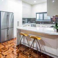 China White High Gloss Kitchen Cabinet with Handles 18mm Moisture Proof Particle Board Custom Sizes for sale