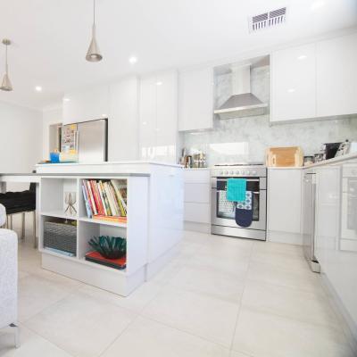 China Moisture Proof Open Handless Lacquer Kitchen Cabinet 18mm MDF Custom Sizes for Apartment for sale