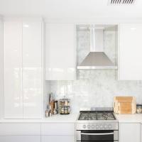 China Moisture Proof Open Handless Lacquer Kitchen Cabinet 18mm MDF Custom Sizes for Apartment for sale