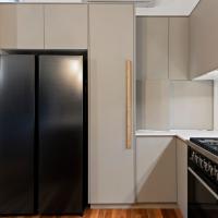 China SGS TUV Light Grey Kitchen Cabinet L Shaped Lacquer Kitchen Cupboard for sale