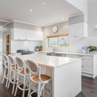 China Modular White Prefabricated Kitchen Cabinet Raised Panel Solid Wood 18mm Plywood Carcass for sale