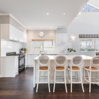 China Modular White Prefabricated Kitchen Cabinet Raised Panel Solid Wood 18mm Plywood Carcass for sale