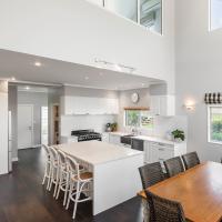 China Modular White Prefabricated Kitchen Cabinet Raised Panel Solid Wood 18mm Plywood Carcass for sale