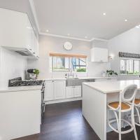 China Modular White Prefabricated Kitchen Cabinet Raised Panel Solid Wood 18mm Plywood Carcass for sale