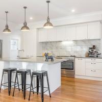 China PVC Modern Lacquered Cabinets Island White Shaker Modular Textured Laminate Kitchen Cabinets for sale