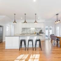 China PVC Modern Lacquered Cabinets Island White Shaker Modular Textured Laminate Kitchen Cabinets for sale